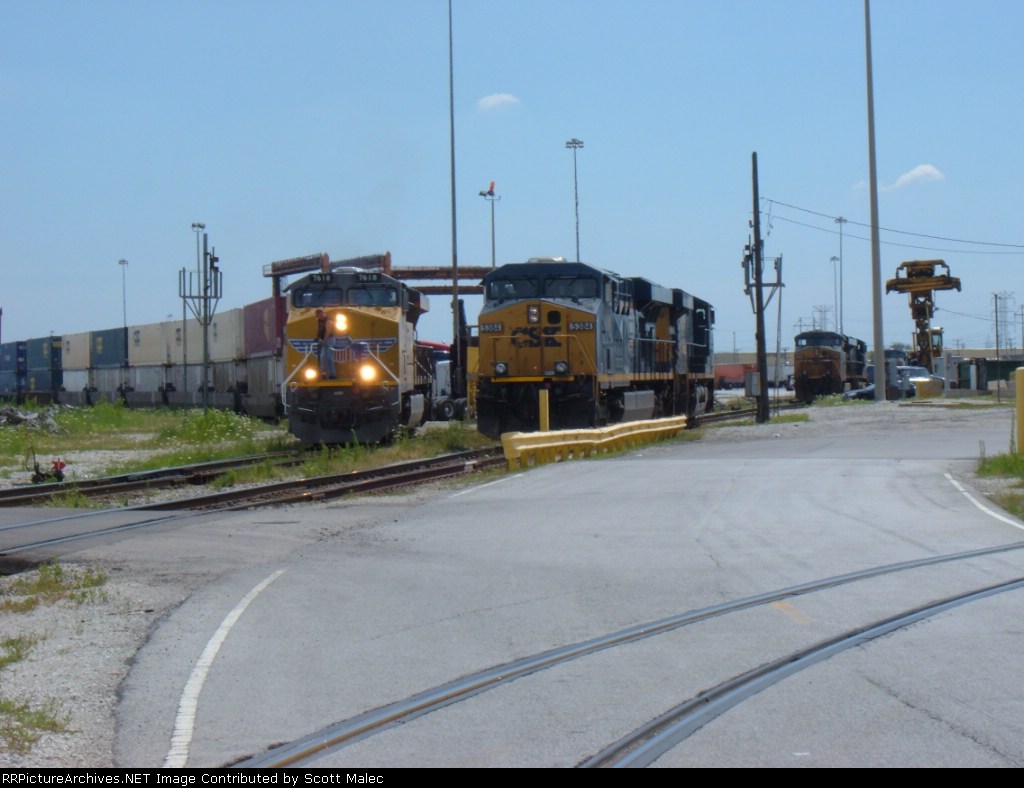 UP 7618 & CSX 5384